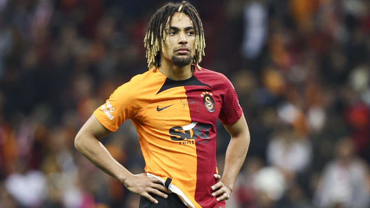 Ajax Amsterdam plant die Verpflichtung des Rechtsverteidigers Sacha Boey vom FC Bayern München ...